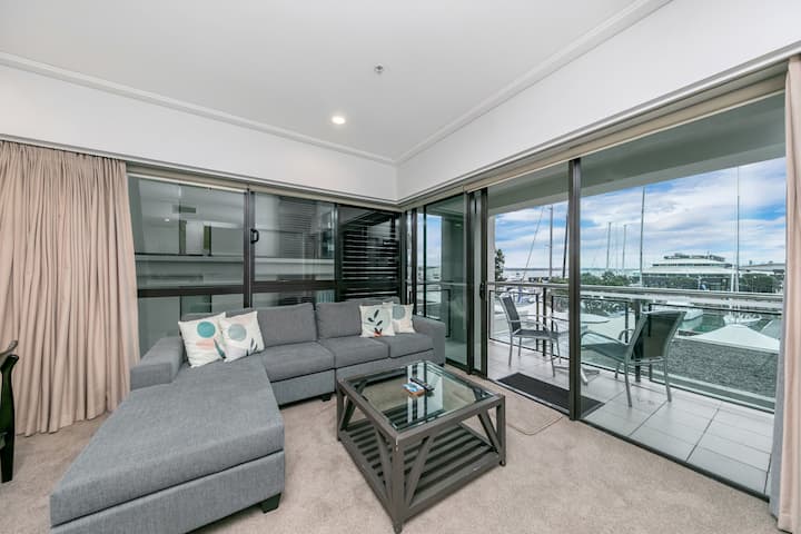 Fabulous Corner Apartment W/ Dazzling Harbour View - Auckland