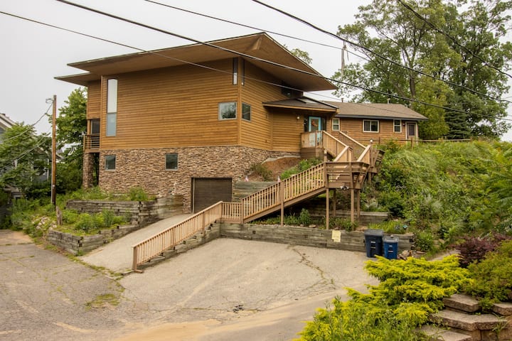 Big Hilltop Home With Gorgeous Lake Views & Beach - Michigan City, IN