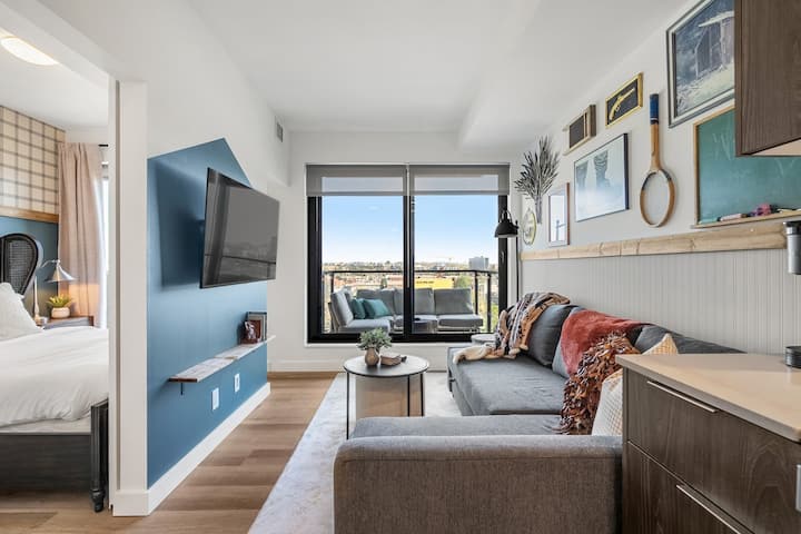 New! The Calgary Saloon! 1br W Rooftop Patio & Ac - Calgary