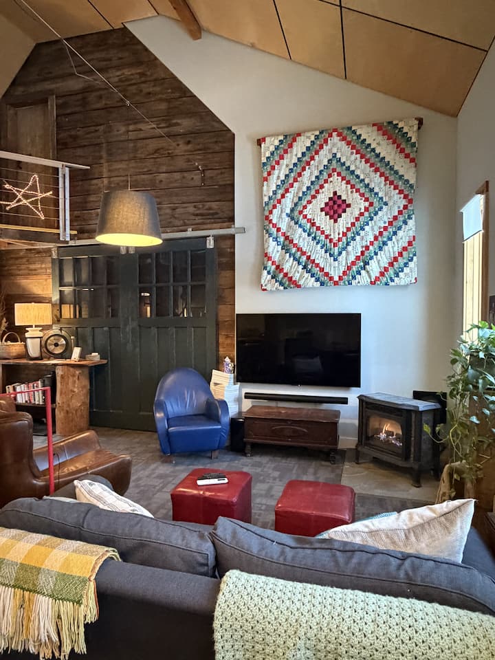 In Town Manchester Studio W/ Loft Bedroom. - Manchester, VT