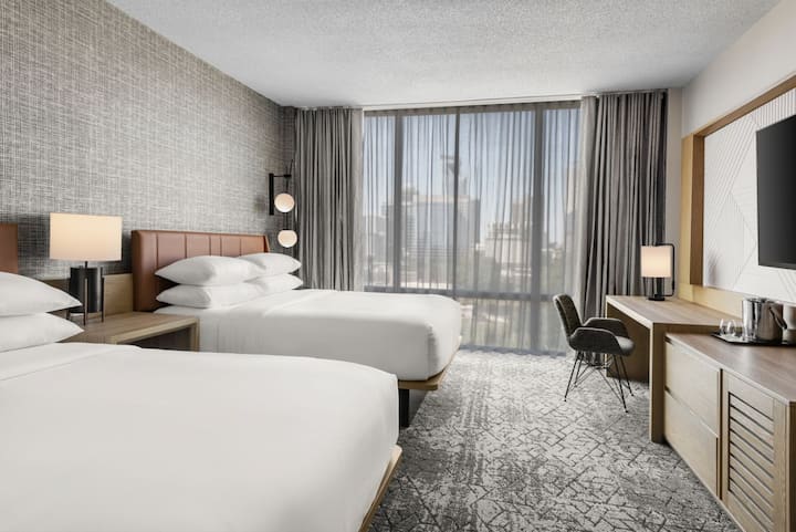 Close To Spectrum Center + Pool & Restaurant - Charlotte, NC