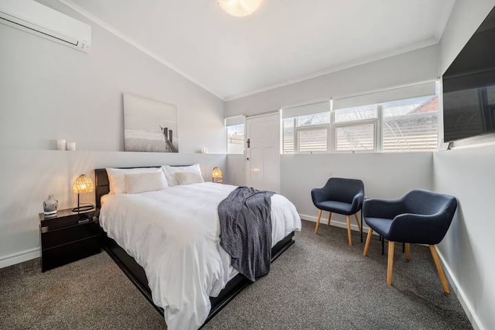 Stone's Throw—a Beachside Retreat For Two - Adelaide