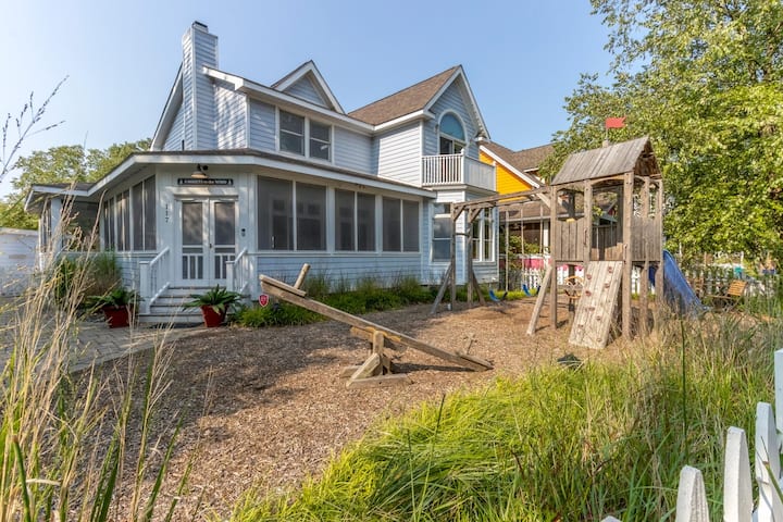 Wrap Around Porch In The Heart Of Beachwalk Resort - Michigan City, IN