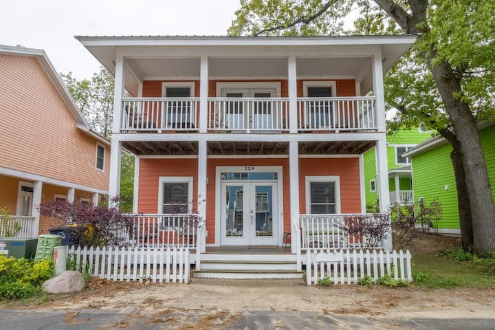 Spacious Family Friendly Resort Beach House - Michigan City, IN