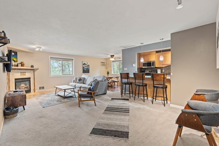 Modern Amenities / Gas Fireplace /Central Location - Spokane, WA