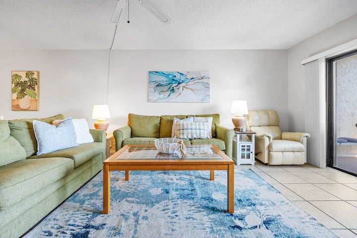 Cozy & Bright Getaway | Ocean View Balcony & Pool - Cape Canaveral, FL