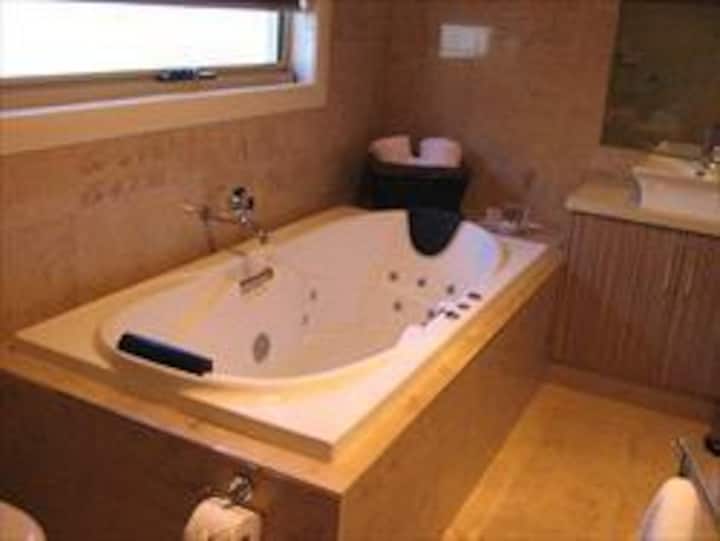 Lotus Villa # 2 - Spa Villa - Seville, Australia