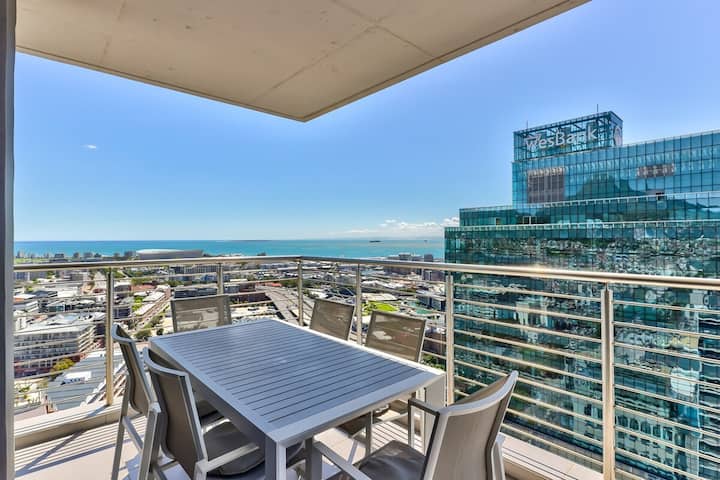 Stunning 3 Bed Penthouse With Ocean Views & Pool - Kaapstad