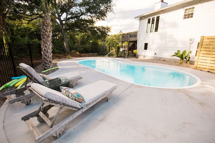 Classic Waterfront Cottage - Close To Beach - Pool - Emerald Isle, NC