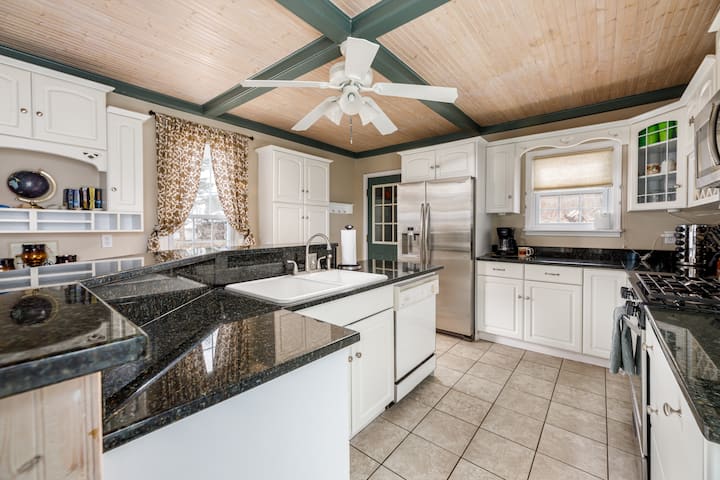 M22 Shores | Beach | Pet-friendly | Waterfront | - Traverse City, MI