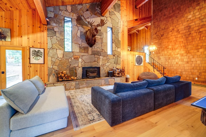 5 Mi To Donner Lake: Cabin W/ Deck + Pool Access! - Donner Lake, CA