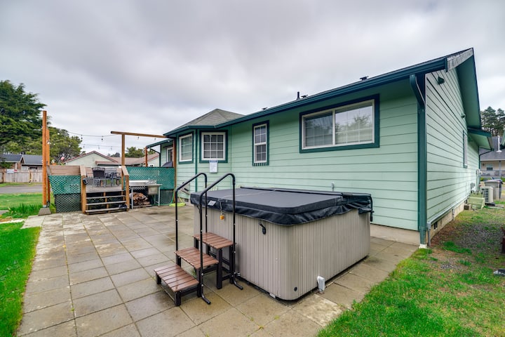 Pet-friendly Westport Vacation Rental W/ Hot Tub! - Westport Light State Park, Westport