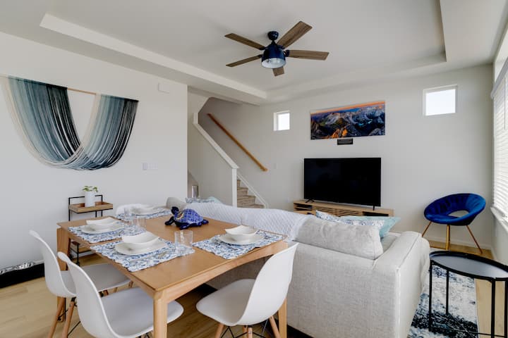 9 Mi To Airport: Pet-friendly Aurora Home W/ Deck - Aurora, CO