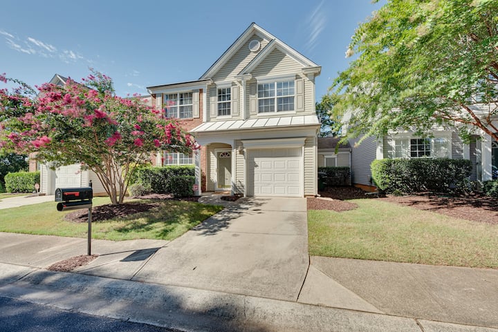 Charlotte Townhome W/ Deck: 18 Mi To Downtown! - Charlotte