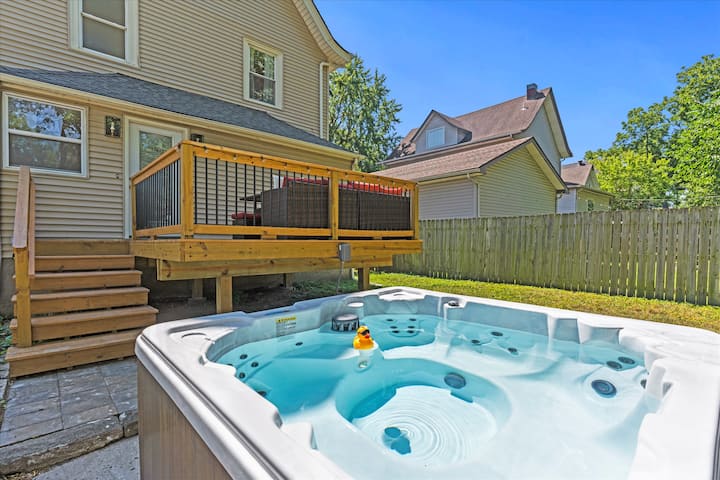 Mini Midtown Martini - Hot Tub + King Bed(s) - Avondale, MO