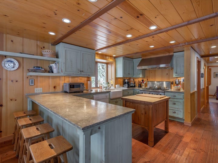 Fam Friendly, Spacious, Game Room, Hiking Trails - North Lake Tahoe, CA