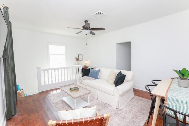 Sojourn Beach Front Escape Balcony & Beach Access - Norfolk, VA