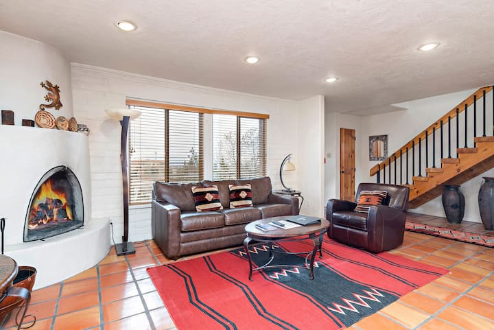 Spacious Condo With Kiva Fireplace And Balcony - Santa Fe, NM