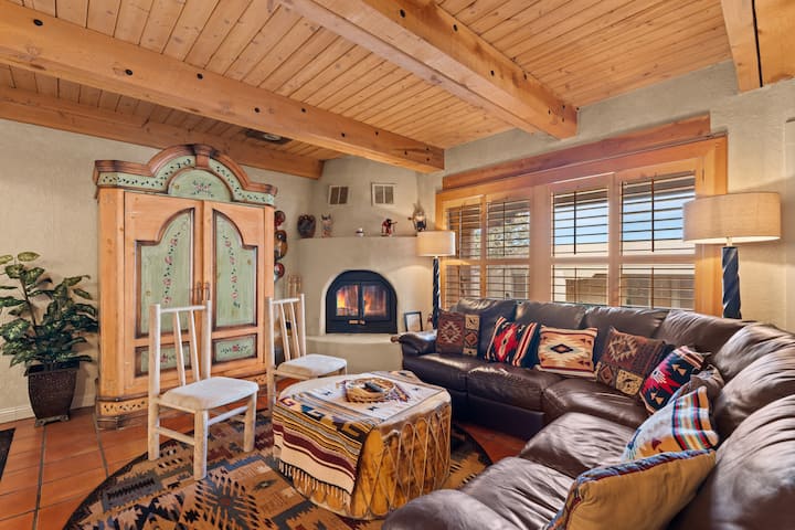 Condo Close To Plaza - Beautiful Art & Views - Santa Fe, NM