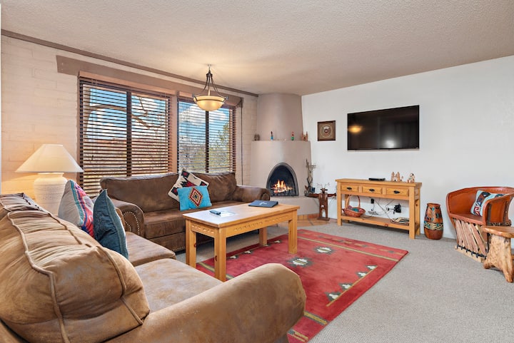 Beautiful 2-bedroom Condo - Downtown Near Plaza - Santa Fe, NM