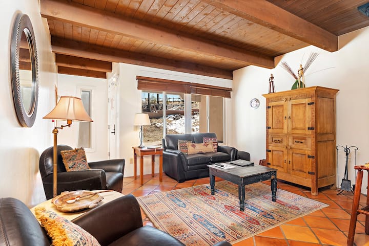 Santa Fe Serenity: Downtown Bliss, Authentic Charm - Santa Fe, NM