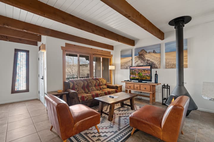 Fort Marcy 83 | Walk To Plaza | Kitchen | 1 Level - Santa Fe, NM