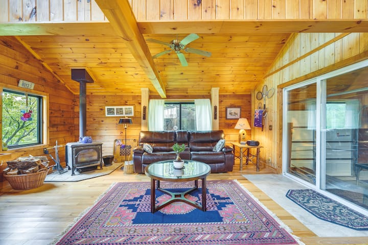 Pet-friendly Jamestown Cabin W/ Fire Pit And Deck! - Jamestown, NY