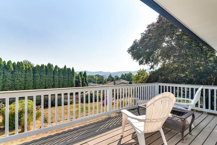 Serene Forest Grove Home W/ Deck & Stunning Views! - Forest Grove, OR