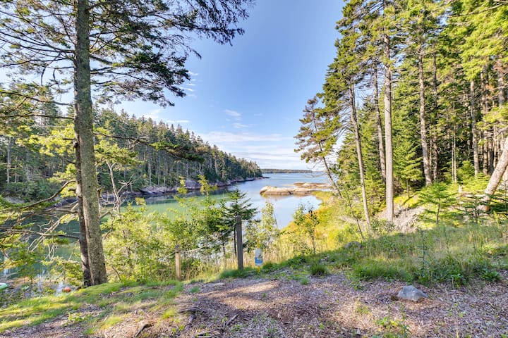 Waterfront Deer Isle Retreat W/ Fire Pit! - Stonington, ME