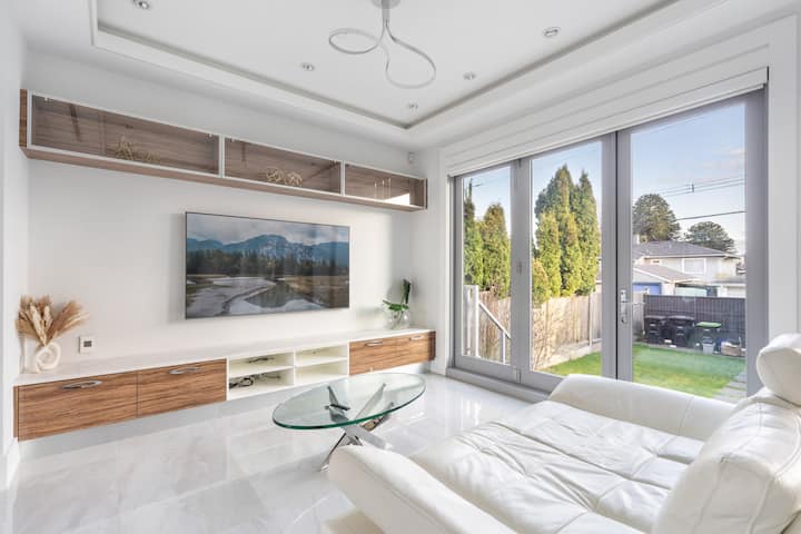 Central Luxury Home | Views & Private Cinema - Richmond