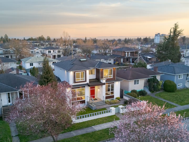 Central Luxury Home | Views & Private Cinema - Burnaby