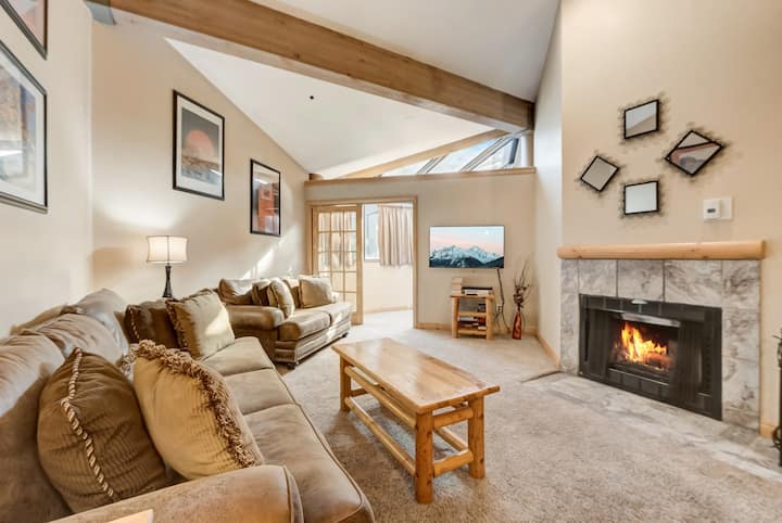 Walk-to-ski, Vaulted Ceilings, Fireplace, Sleeps 6 - Park City