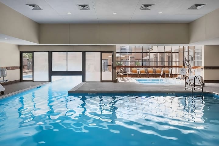 Pets Allowed! Relaxing Stay! 2 Pools - Newport, RI