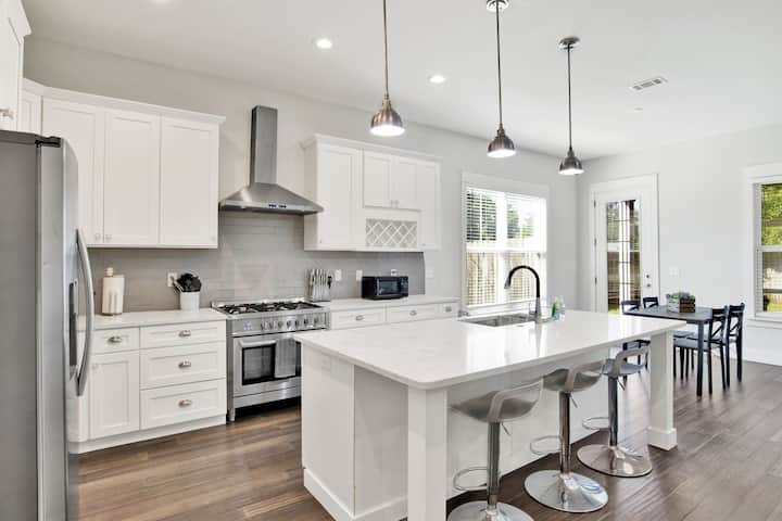 East Hill Oasis - Dining, Shops & Beaches Nearby - Pensacola, FL