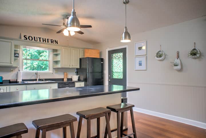 Near Biltmore | Cozy Escape + Biltmore & Fire Pit - Asheville, NC