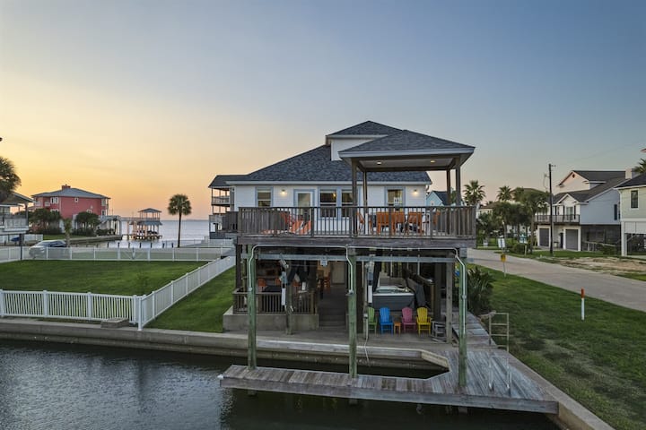 On The Bay | Hot Tub | Pet Friendly - Galveston, TX