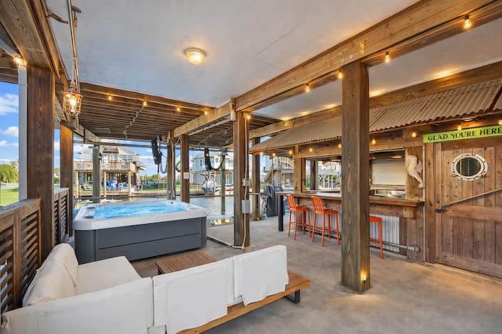 On The Bay | Hot Tub | Pet Friendly | Near Beach - Galveston, TX