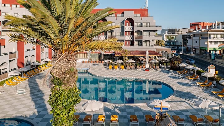 Oura Beach Getaway! Full Kitchen, Pool View! - Albufeira