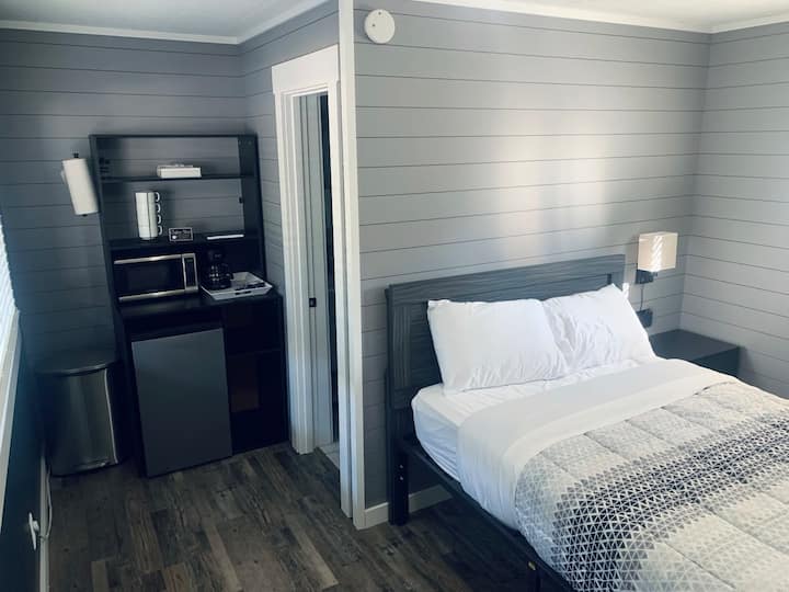 Teepee Room 15-newly Renovated - Higgins Lake, MI