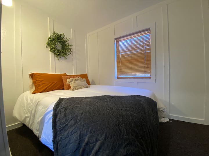 Suite Queen Bed + Bunks | Mountain Orchard + Cows - Torreon, NM