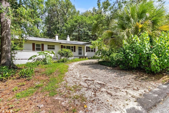 Floral Oasis: A Whimsical And Charming Ambiance! - Gainesville, FL