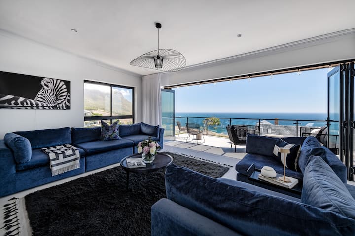 Camps Bay Villa | Ocean Views | Pool, Jacuzzi, Gym - 케이프타운