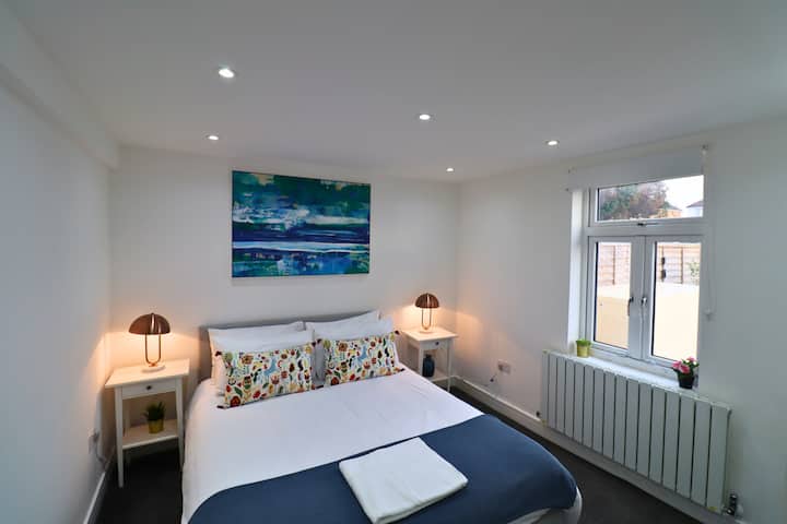 London Gorgeous Two Bedroom Apartment - Sutton - London