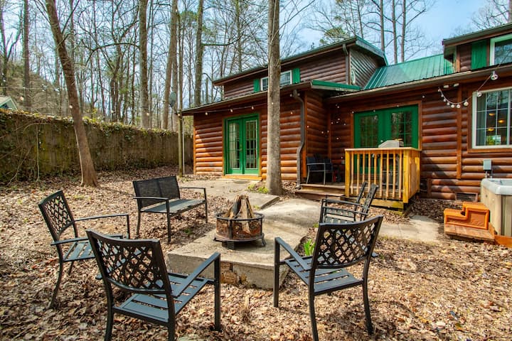 Secluded Getaway: Fire Pit, Porch & Hot Tub Bliss - Gatlinburg, TN