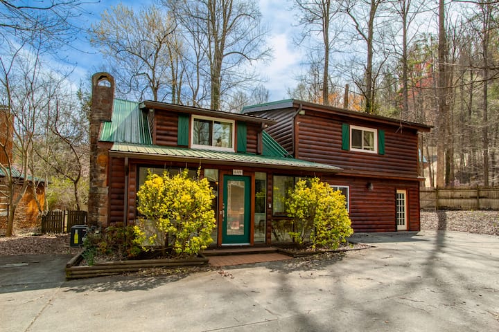 Gatlinburg Escape W/ Hot Tub & Sunlit Porch - Gatlinburg, TN