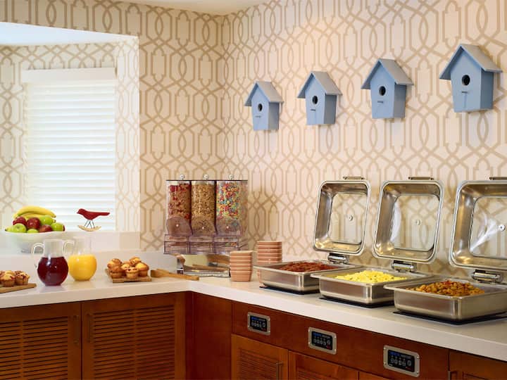 Stay With Free Breakfast In Princeton, Pool! - Princeton