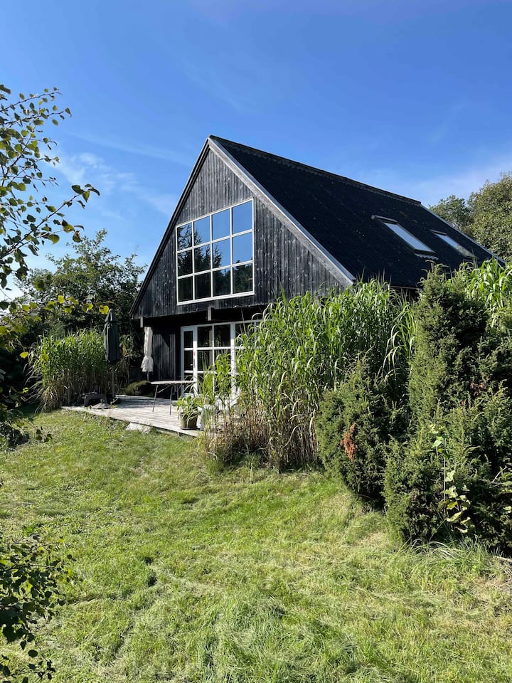 Lovely Beach Home Enveloped In Green Surroundings - Ebeltoft