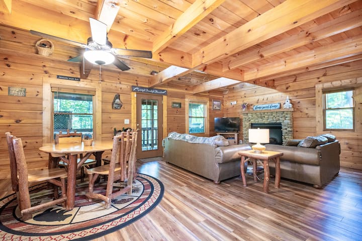 Romantic Loft Cabin With Hot Tub Near Pigeon Forge - Tennessee