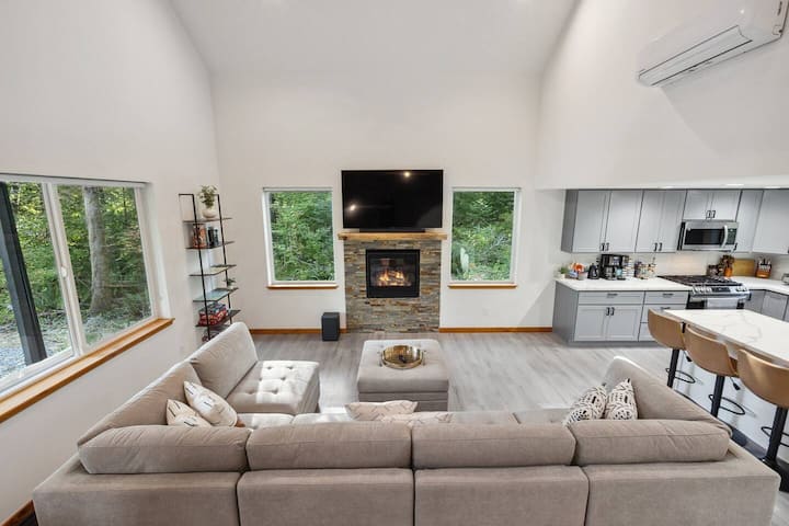 Fire Pit •  Hot Tub •  King Bed •  Grill • Yoga Rm - Ashford, WA