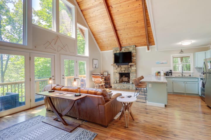 Decks & Views: Scenic Cabin In Beech Mountain! - Beech Mountain, NC